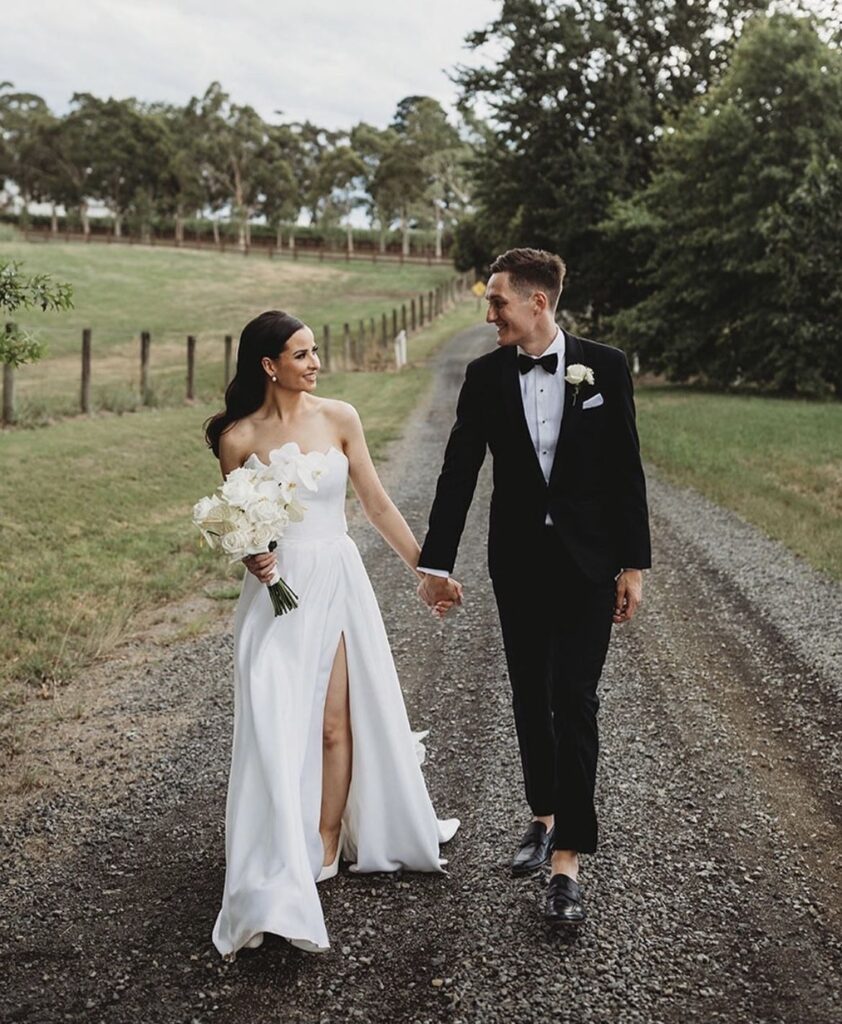 27 Romantic Outdoor Pre-Wedding Photoshoot Ideas - Blush and Aisle
